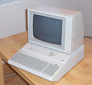 A2Central.com Presents: The platinum Apple IIe - A2Central.com